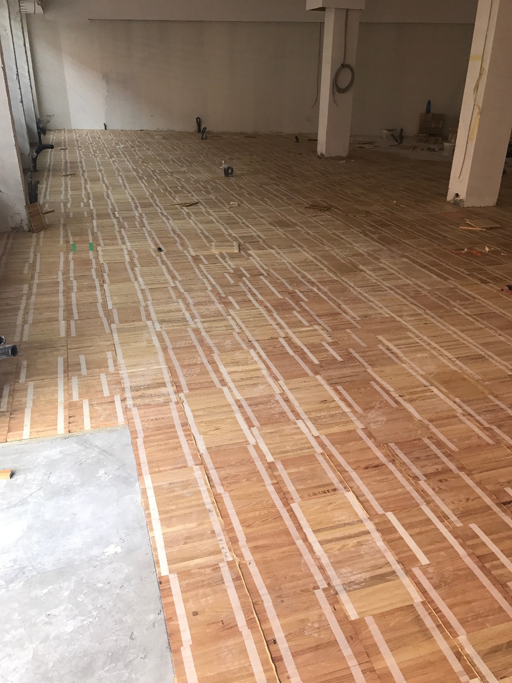 Parquet industriale in acacia a Mariano Comense • Parquet & Moquette